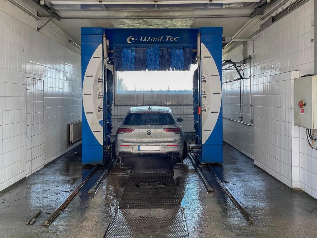 E Auto In Waschanlage